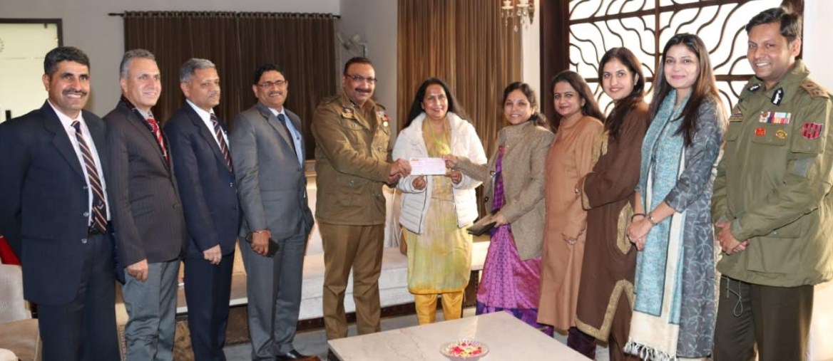 Mrs Sireesha Srinivas presents a Cheque of rupees Six lakh to DGP J&K ...