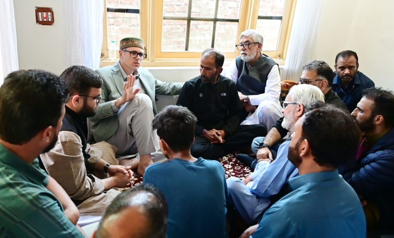 Omar Abdullah meets family of minor girl brutally murdered in Budgam ...